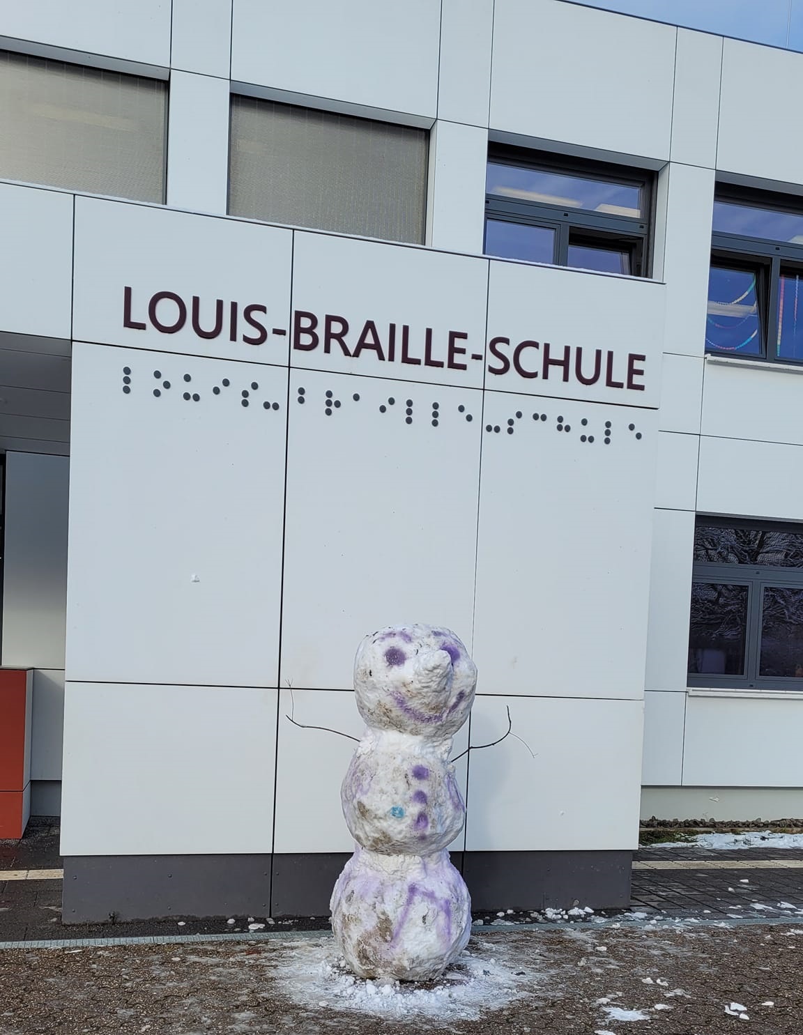 Schüler bauen gemeinsam einen Schneemann auf dem Schulhof | Louis ...