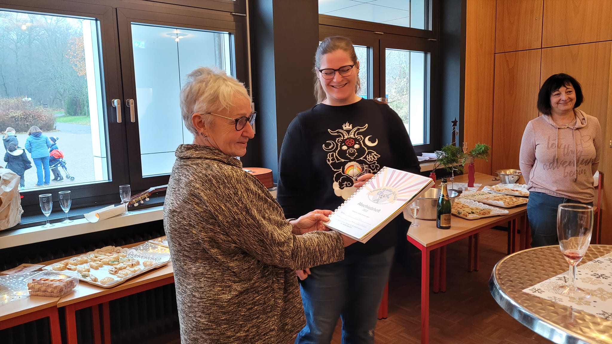 Schulsekretärin Inge Klesen verabschiedet sich in den Ruhestand | Louis ...